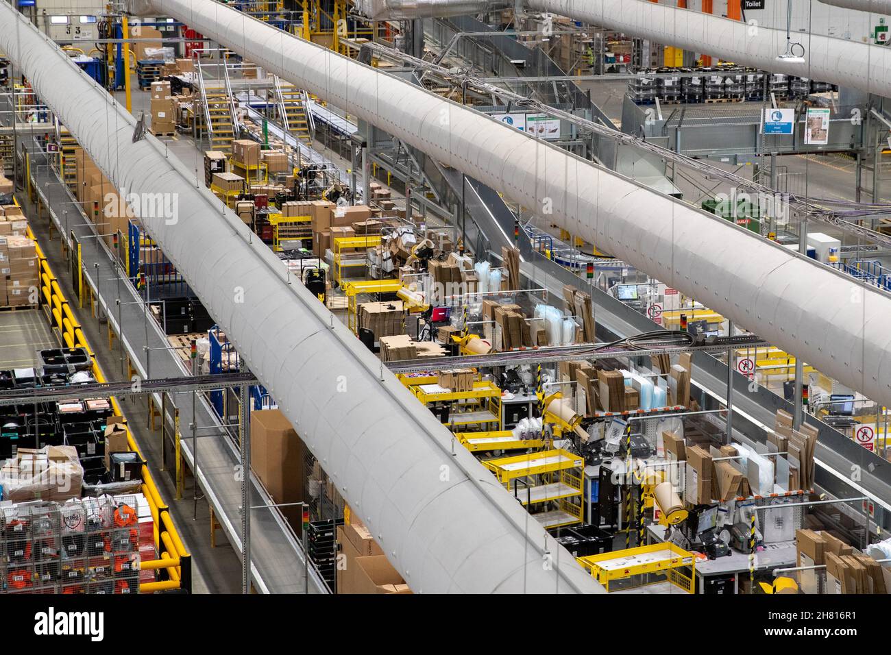 Amazon distribution centre robots hi-res stock photography and images ...