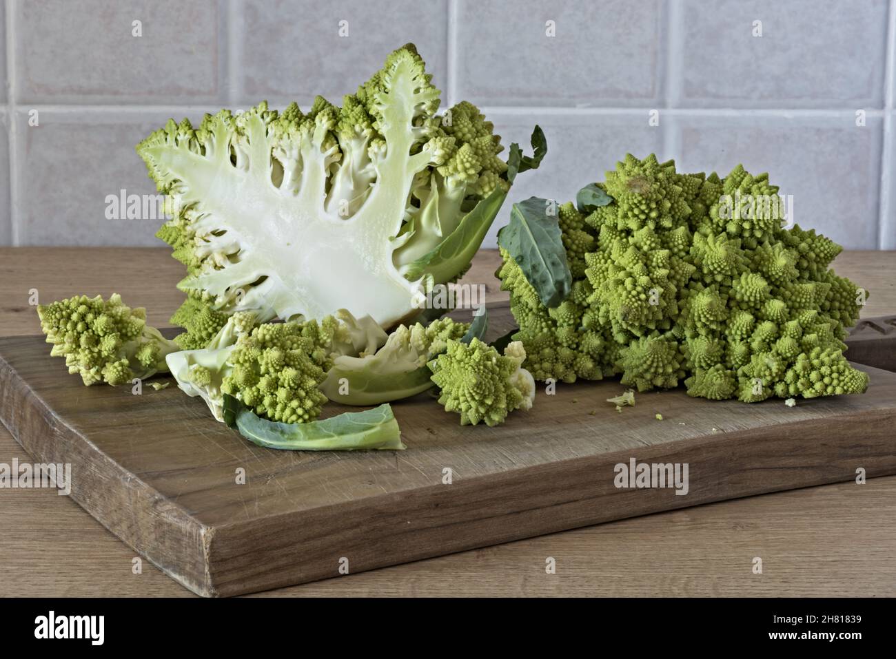 cavolo verde romano verde tagliato su asse di legno Stock Photo - Alamy