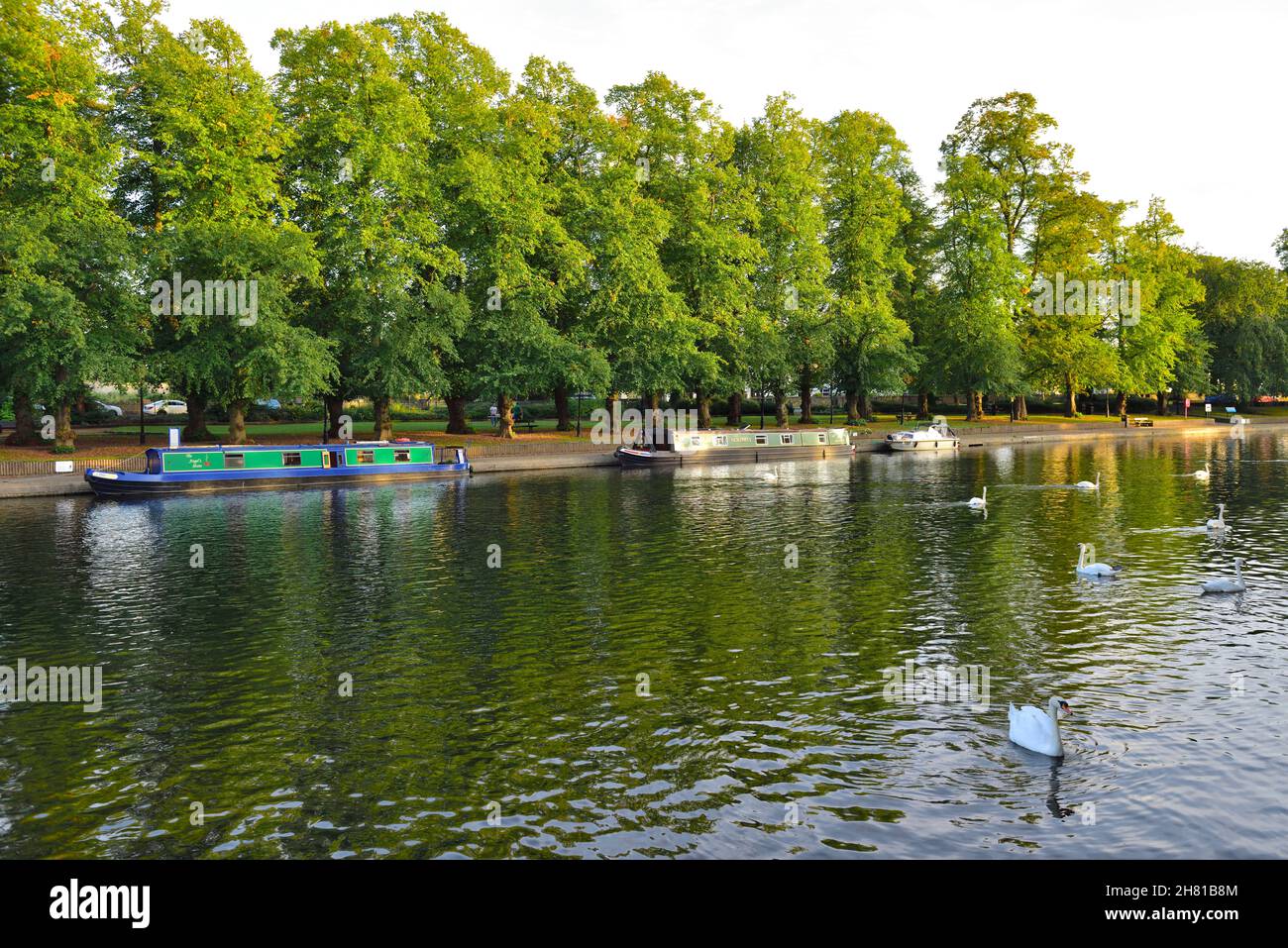 River Avon with canal boats along Evesham Abbey Park, Evesham ...