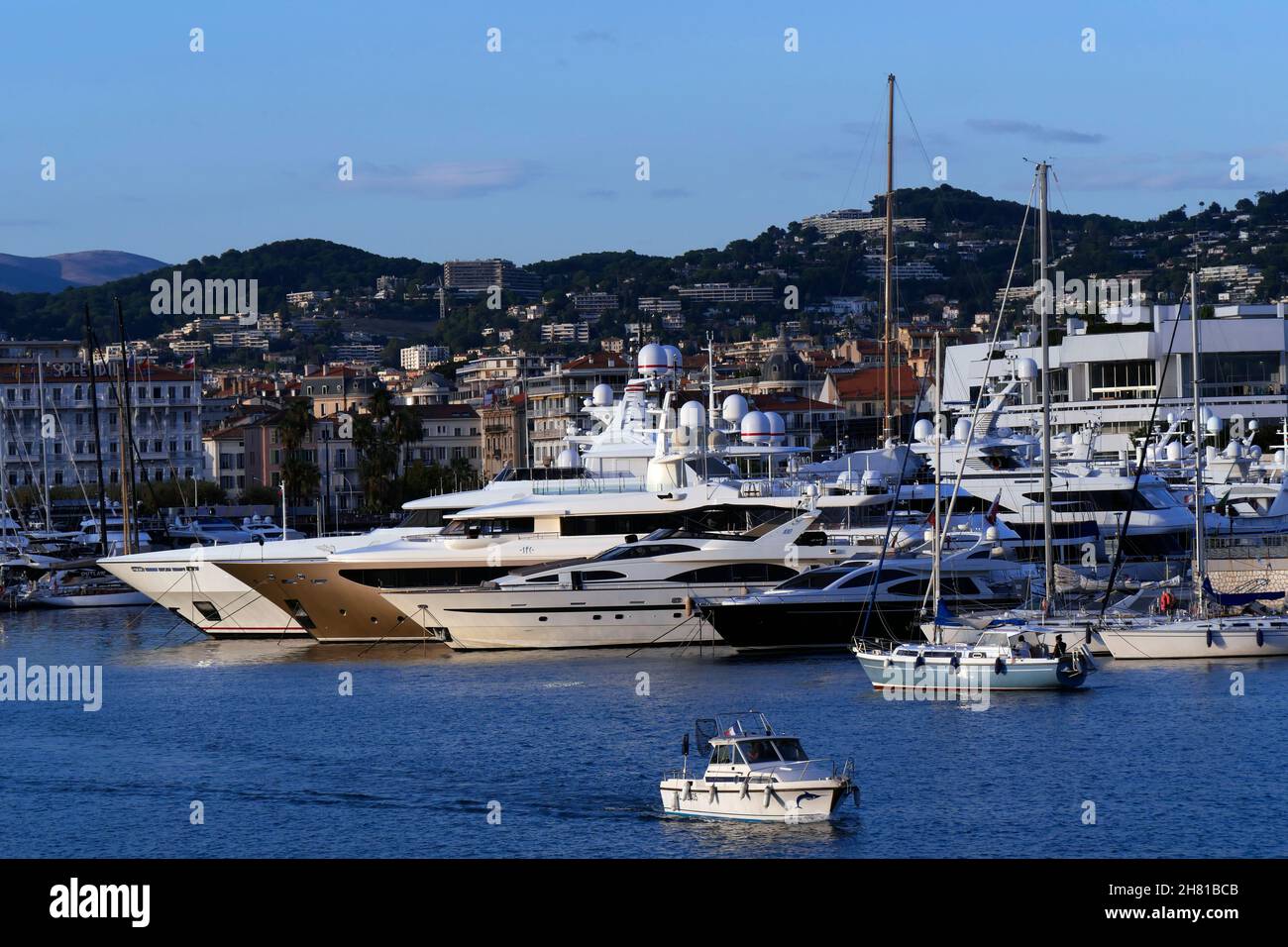 Super rich holiday vacation boating hi-res stock photography and images ...