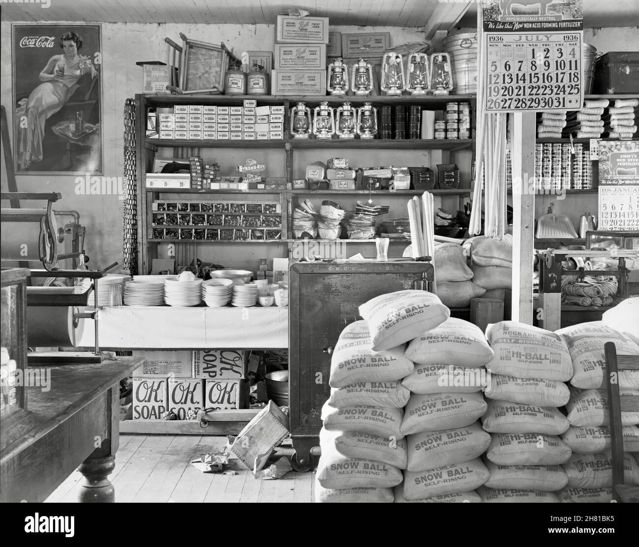 Vintage general store interior hi-res stock photography and images - Alamy