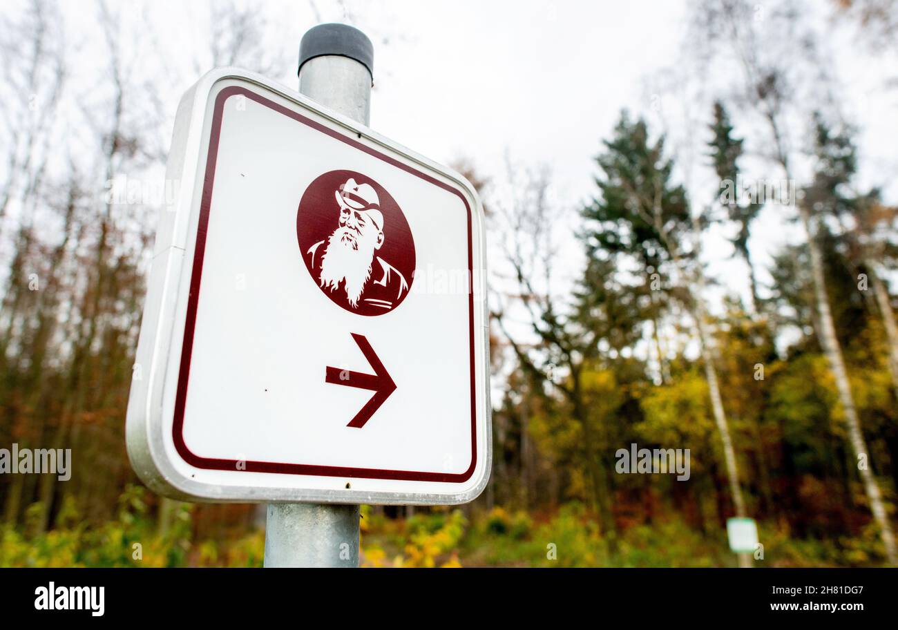 Bassum, Germany. 26th Nov, 2021. A sign with a portrait of head ...