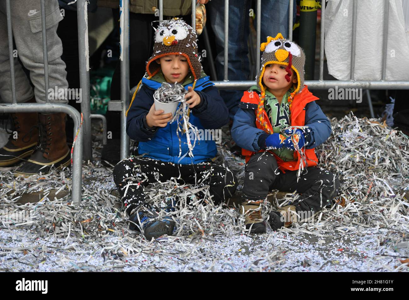 Spectators watch the 95th Annual Macy's Thanksgiving Day Parade on ...