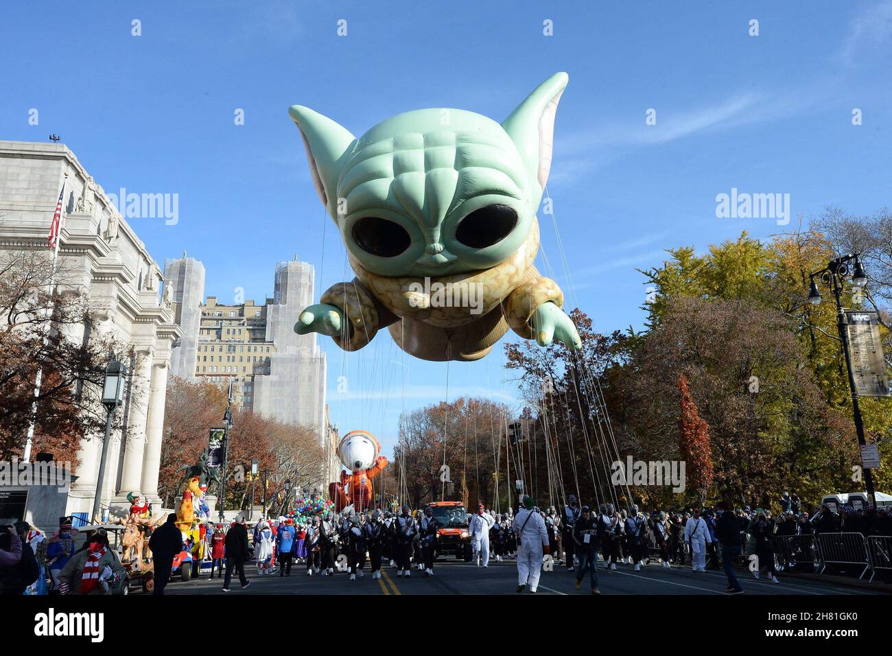 New York, NY, USA. 25th Nov, 2021. Grogu, balloon out and about for ...