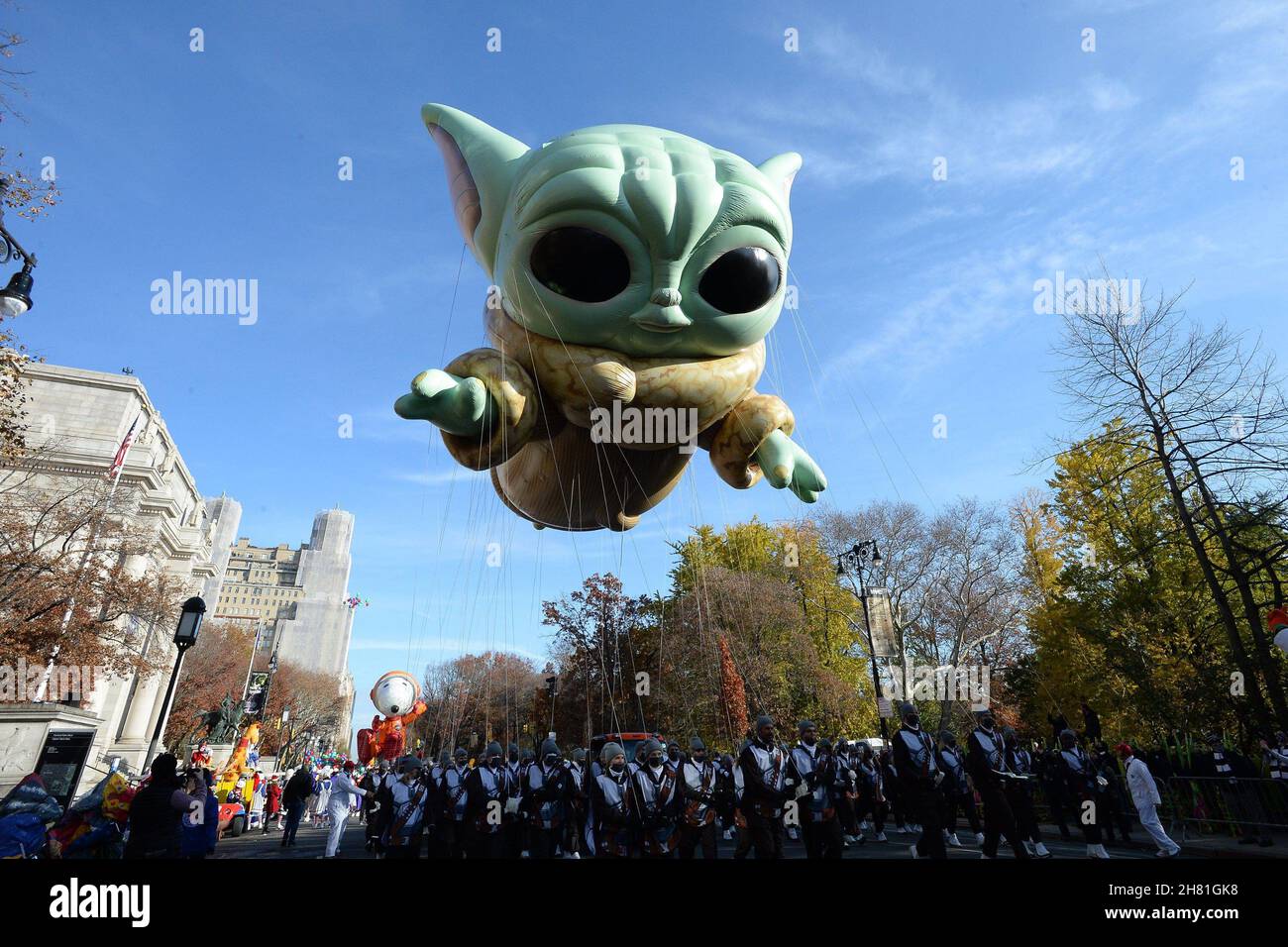 New York, NY, USA. 25th Nov, 2021. Grogu, balloon out and about for ...