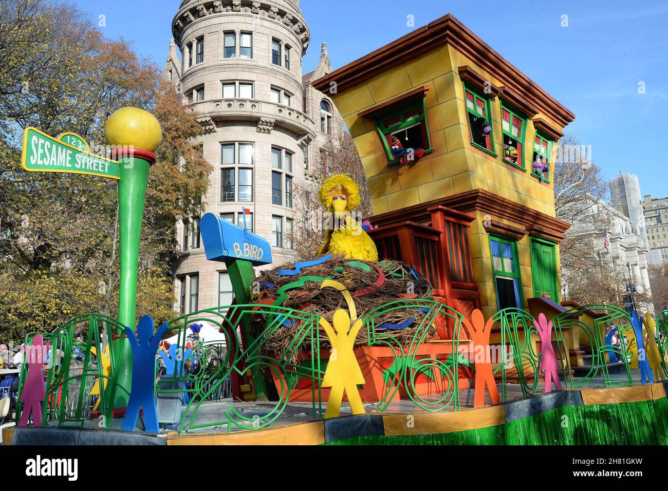 New York, NY, USA. 25th Nov, 2021. Sesame Street float, Big Bird ...