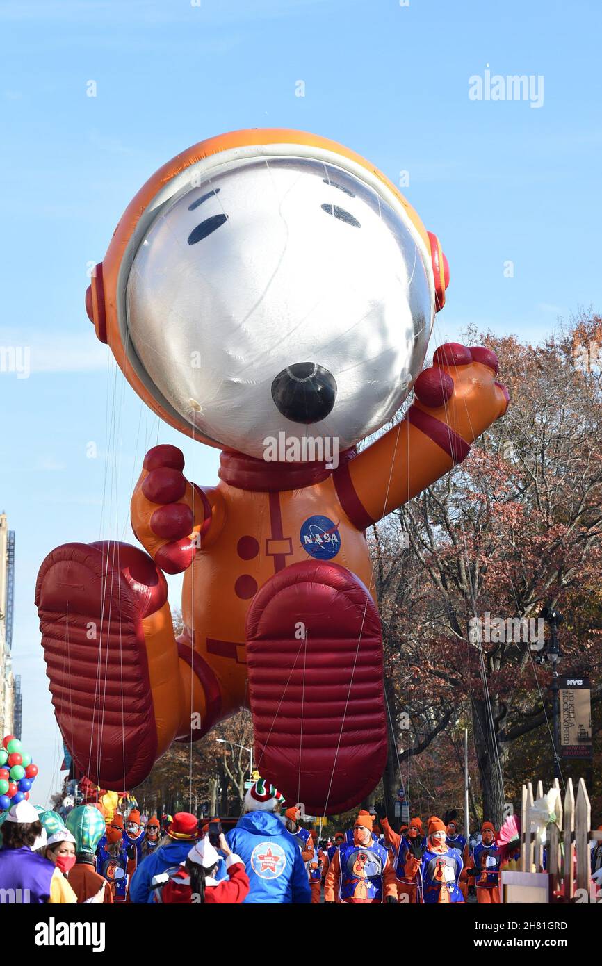 New York, NY, USA. 25th Nov, 2021. Astronaut Snoopy, balloon out and ...
