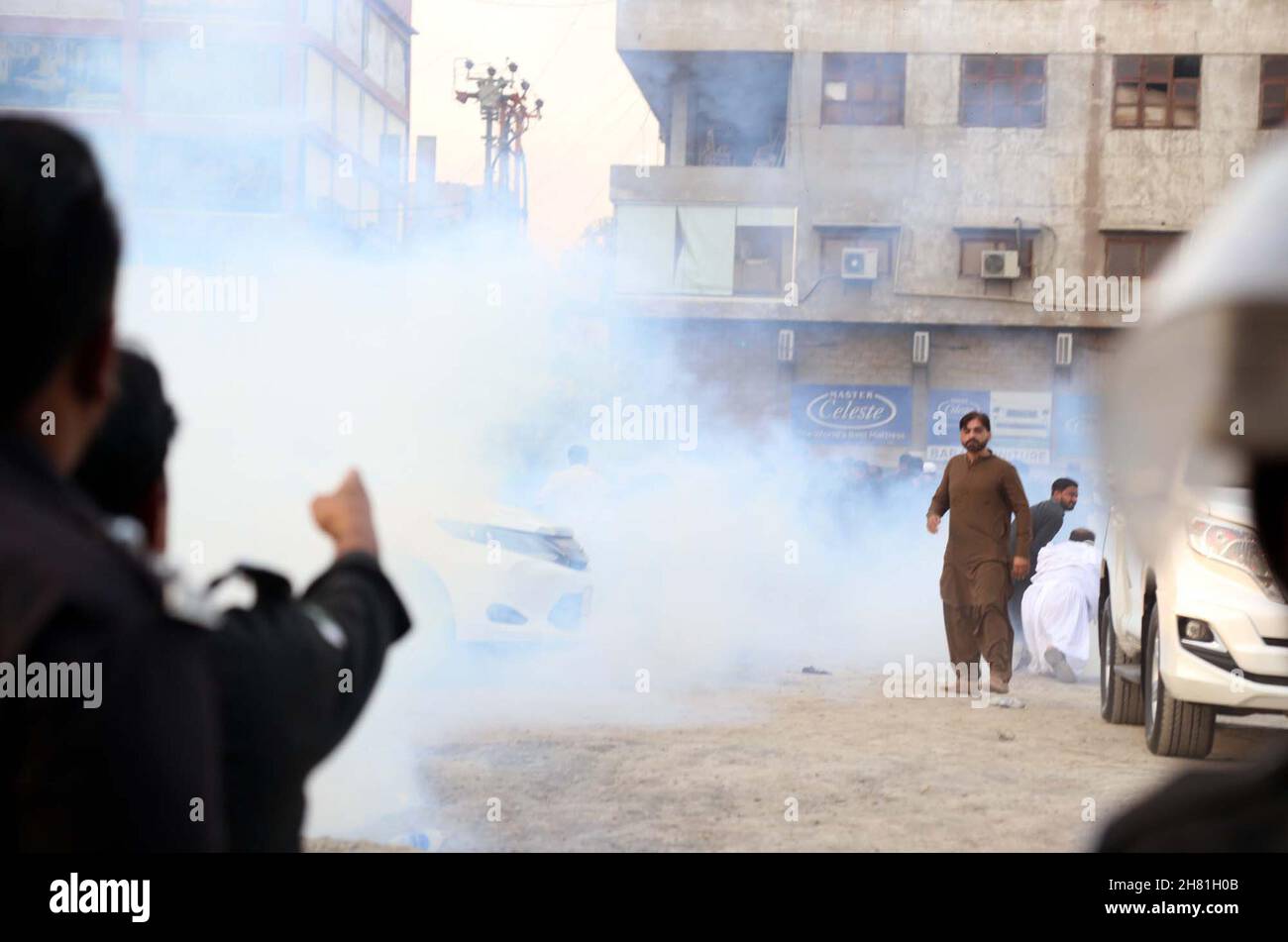 Hyderabad, Pakistan. 26th Nov, 2021. Security officials are restore ...