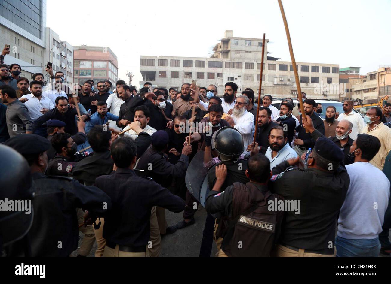 Hyderabad, Pakistan. 26th Nov, 2021. Security officials are restore ...