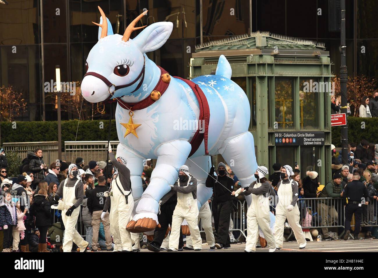 Tiptoe balloon hi-res stock photography and images - Alamy