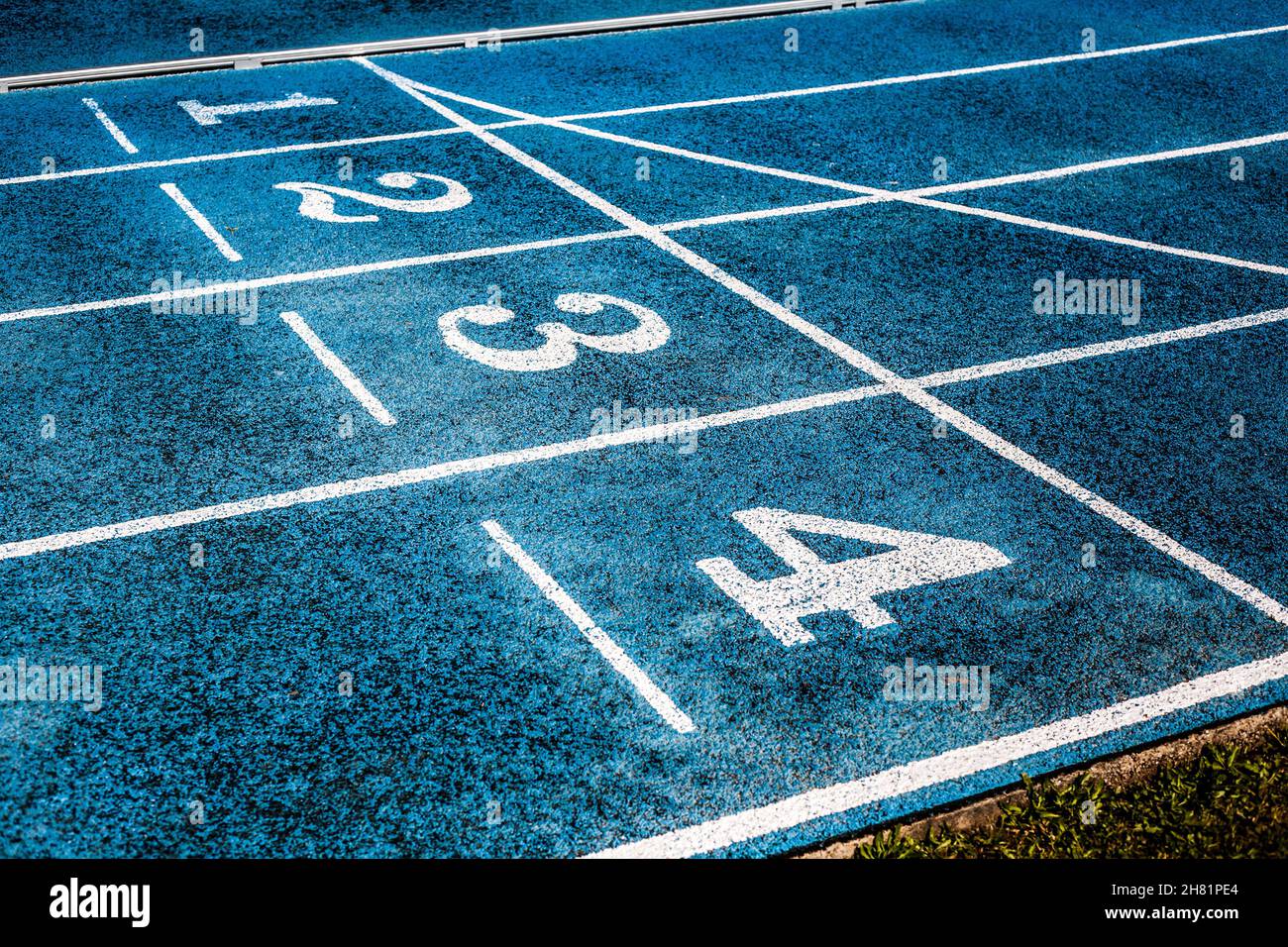 Track and field finish line hi-res stock photography and images - Alamy