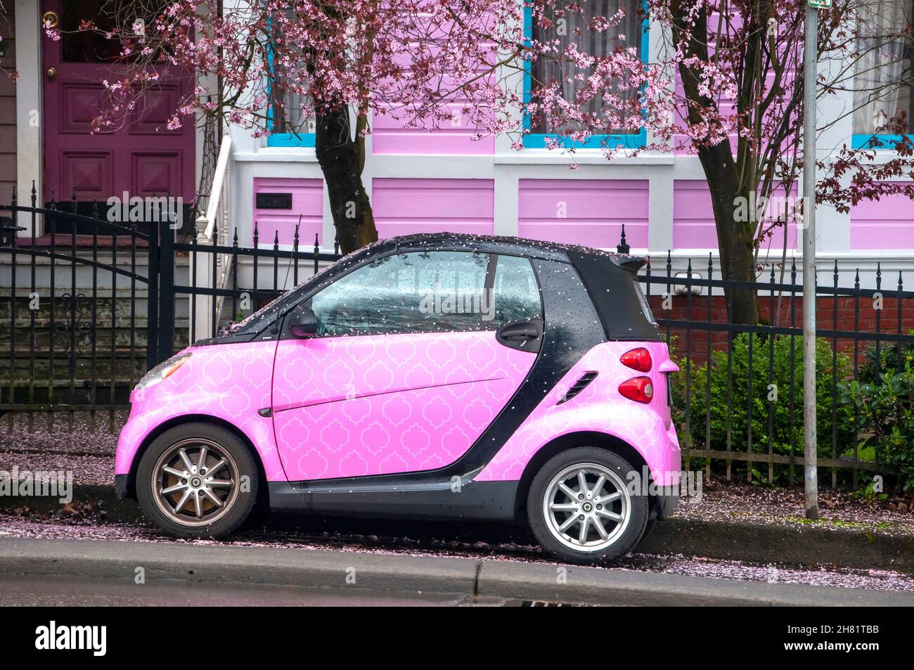 Pink smart car hi-res stock photography and images - Alamy