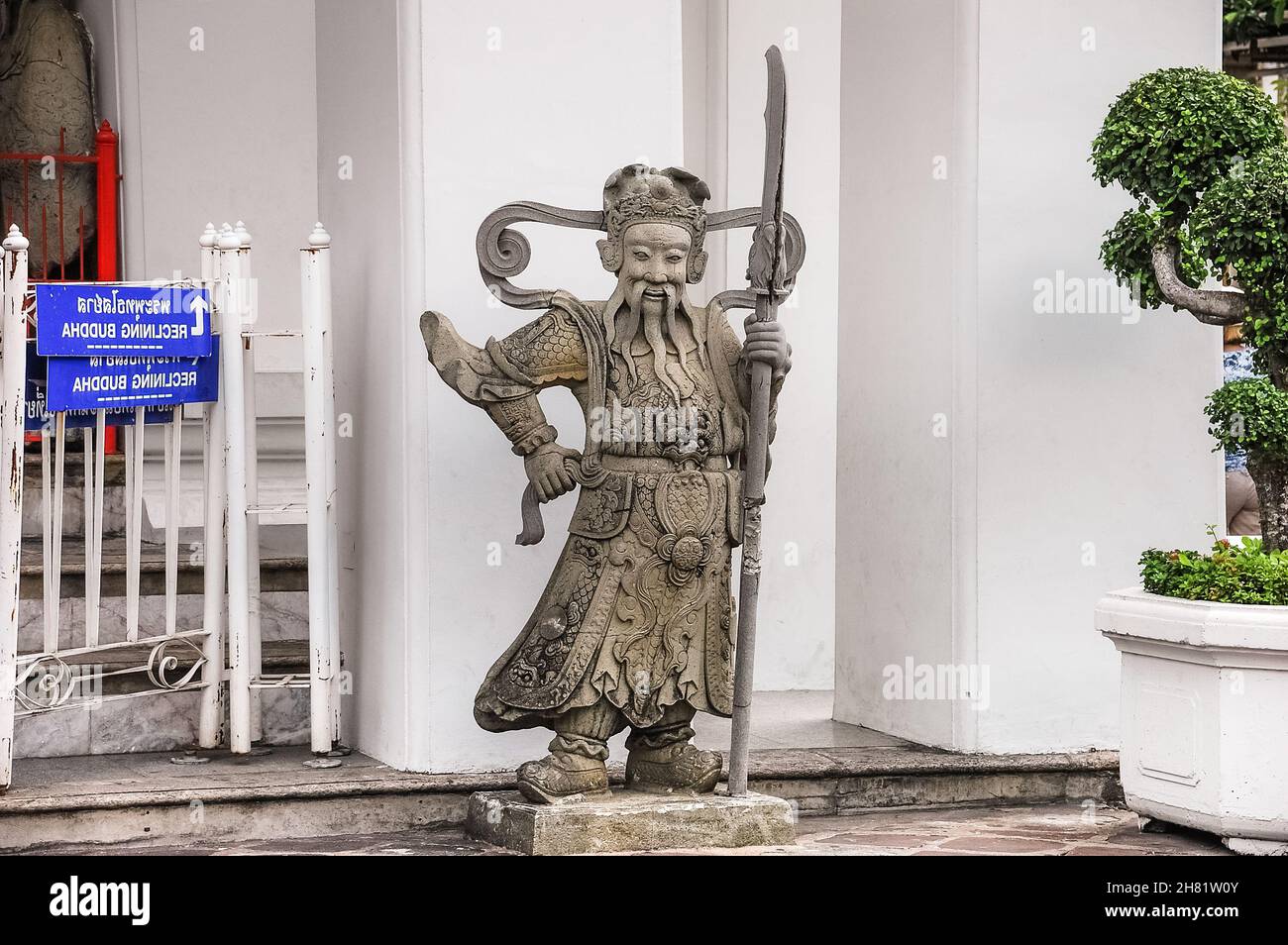 Chinese guardian statue Stock Photo - Alamy