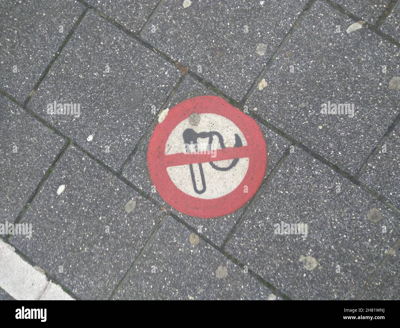 Red round No Smoking sign on the ground of the sidewalk Stock Photo - Alamy