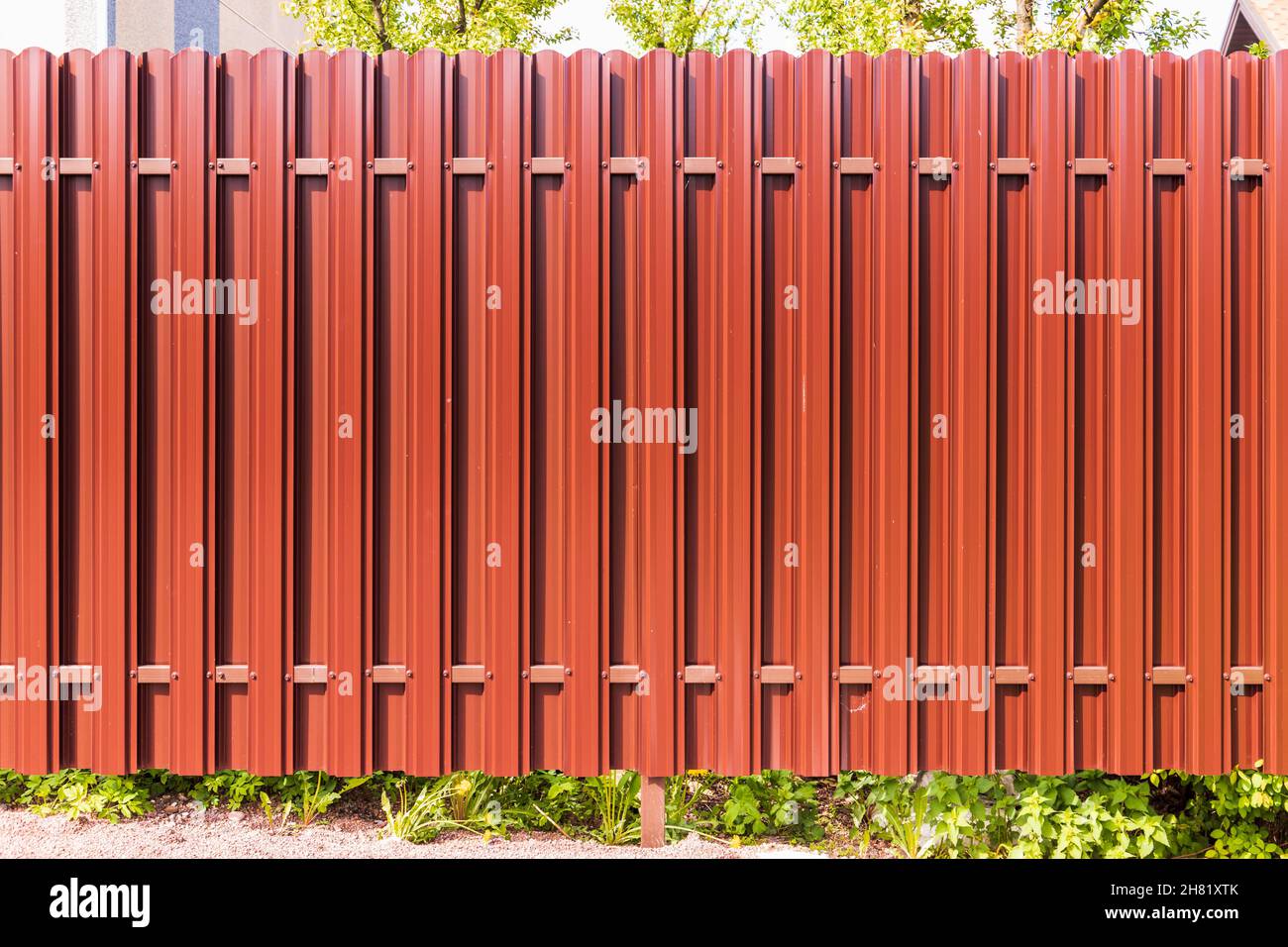 Modern garden metal panel hi-res stock photography and images - Alamy