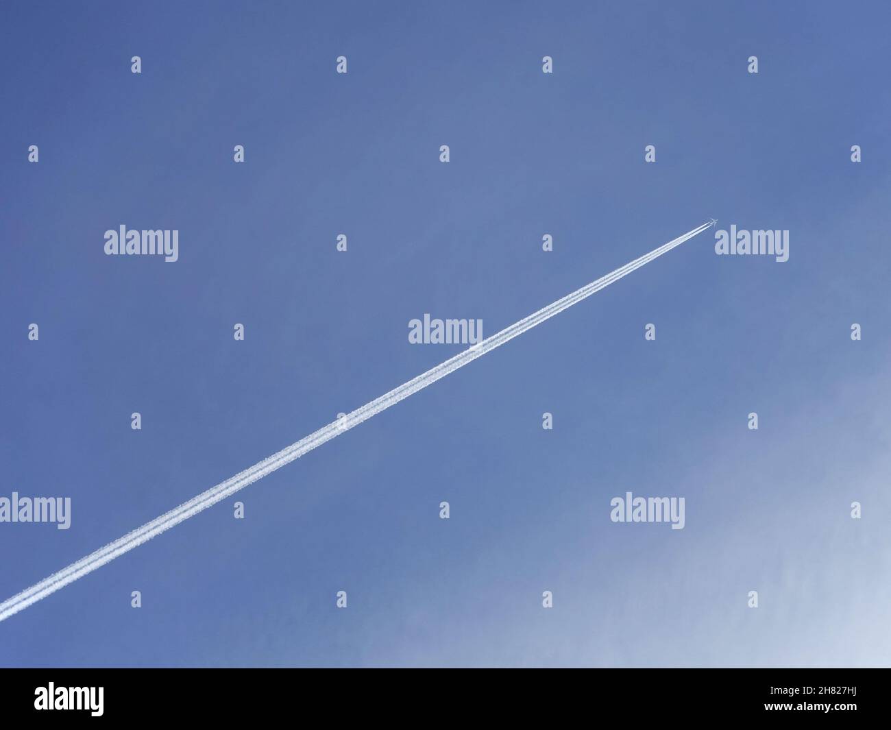 Jet leaving vapor trail contrail across sky Stock Photo - Alamy