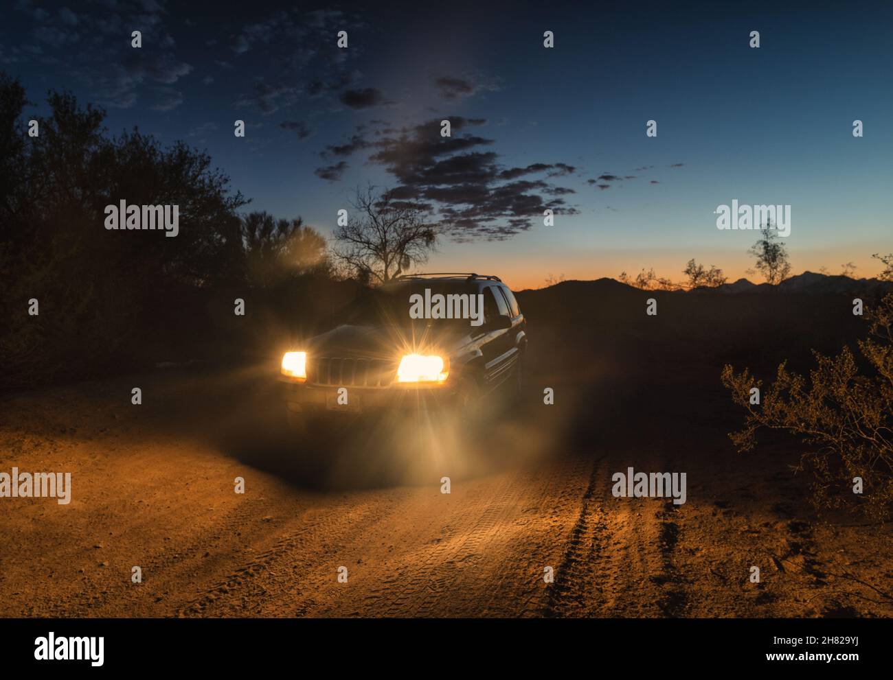 Night car jeep suv hi-res stock photography and images - Alamy