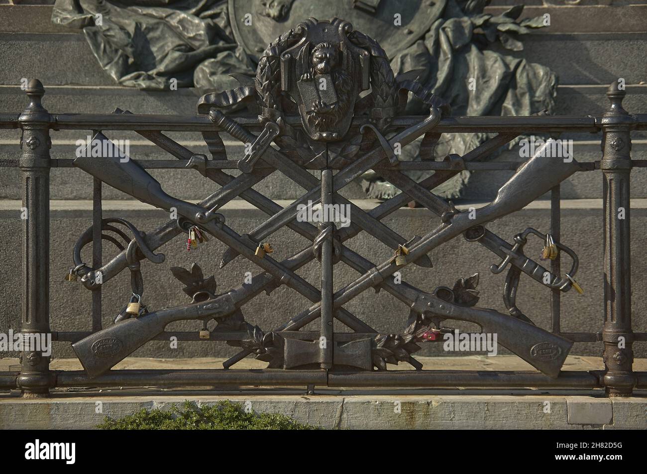 Monument guns rifles hi-res stock photography and images - Alamy