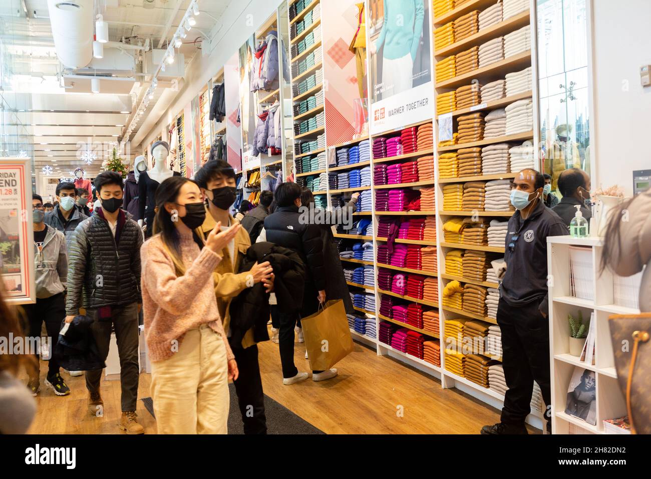 Uniqlo store new york hi-res stock photography and images - Alamy