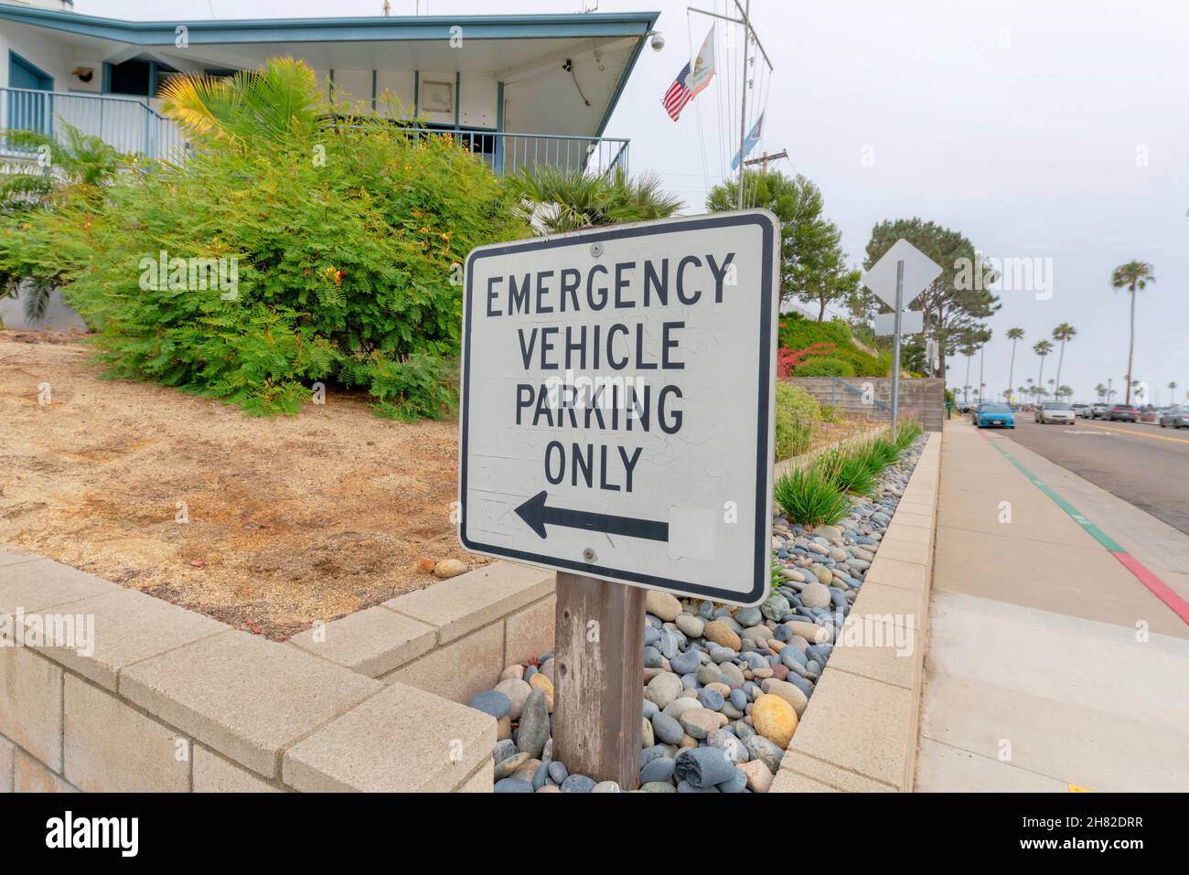 Emergency vehicle parking only sign post outside a building in ...
