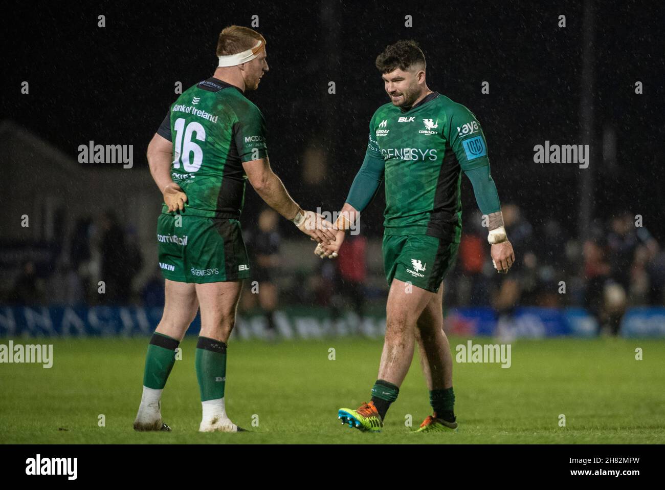 Sammy ARNOLD of Connacht celebrates scoring with Shane DELAHUNT of ...
