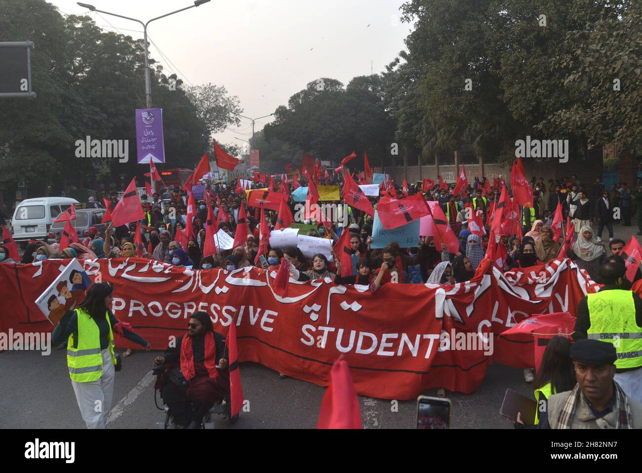 Lahore, Pakistan. 26th Nov, 2021. Pakistani large number of students of ...