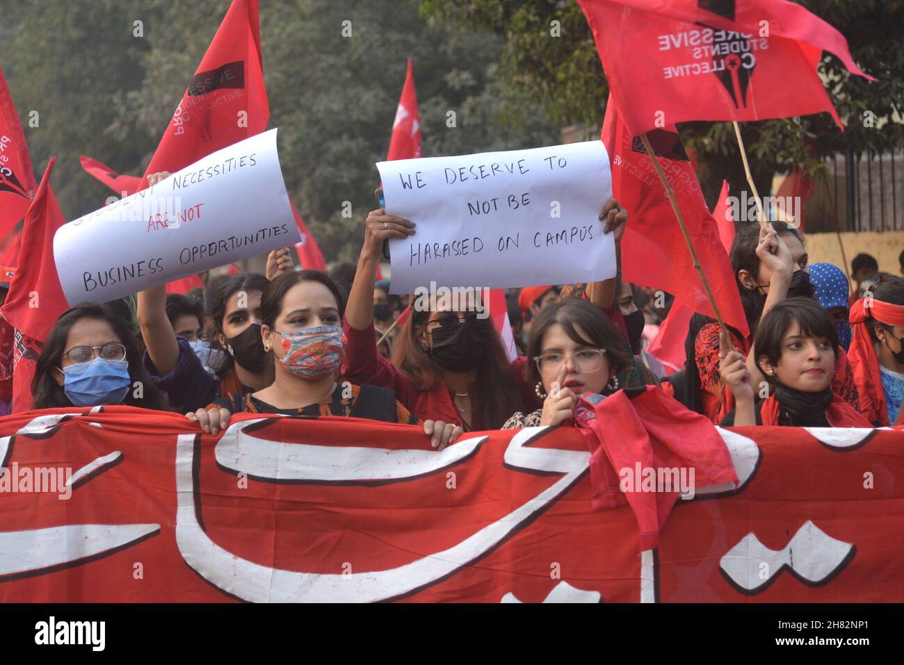 Lahore, Pakistan. 26th Nov, 2021. Pakistani large number of students of ...