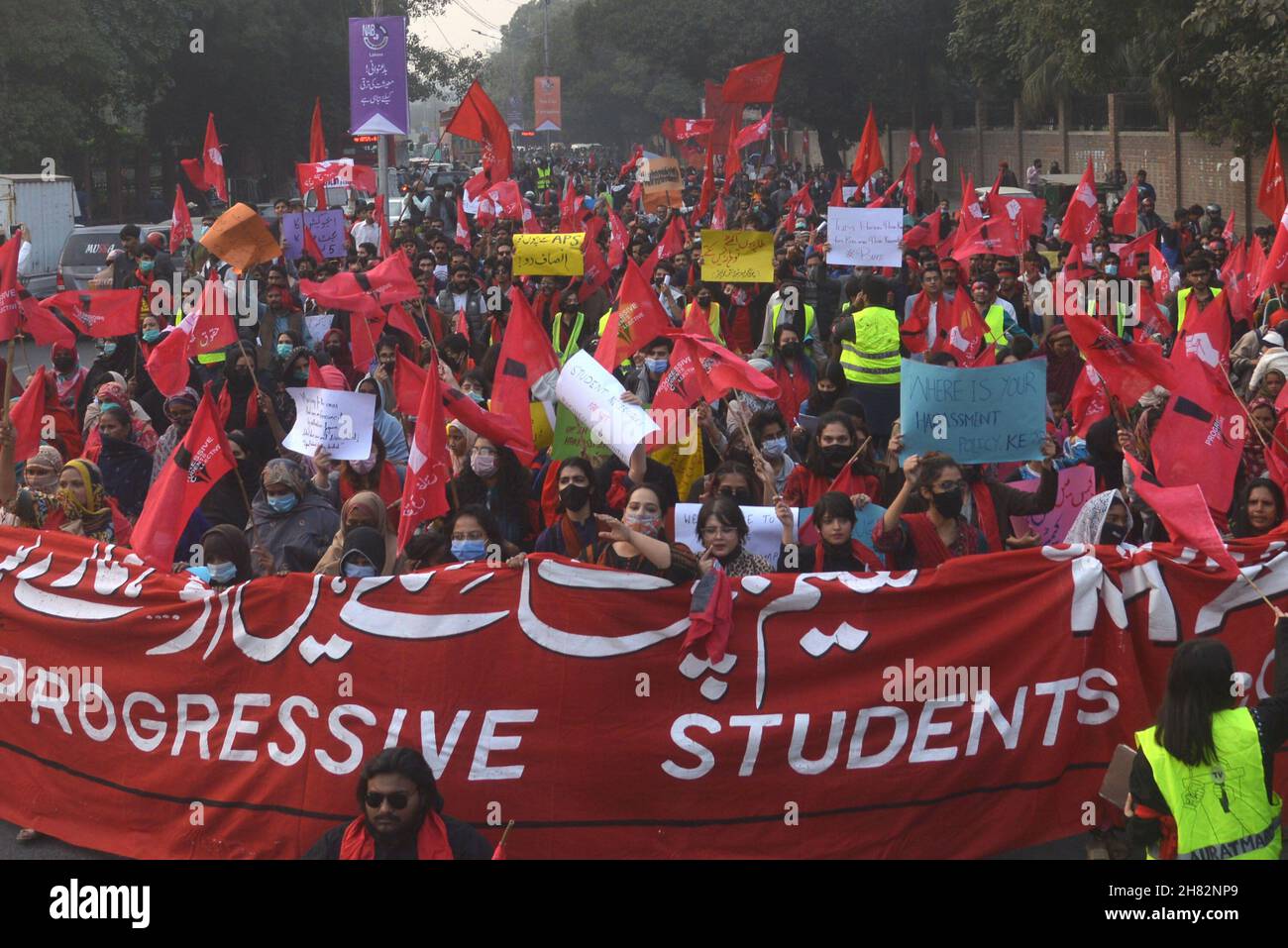 Lahore, Pakistan. 26th Nov, 2021. Pakistani large number of students of ...