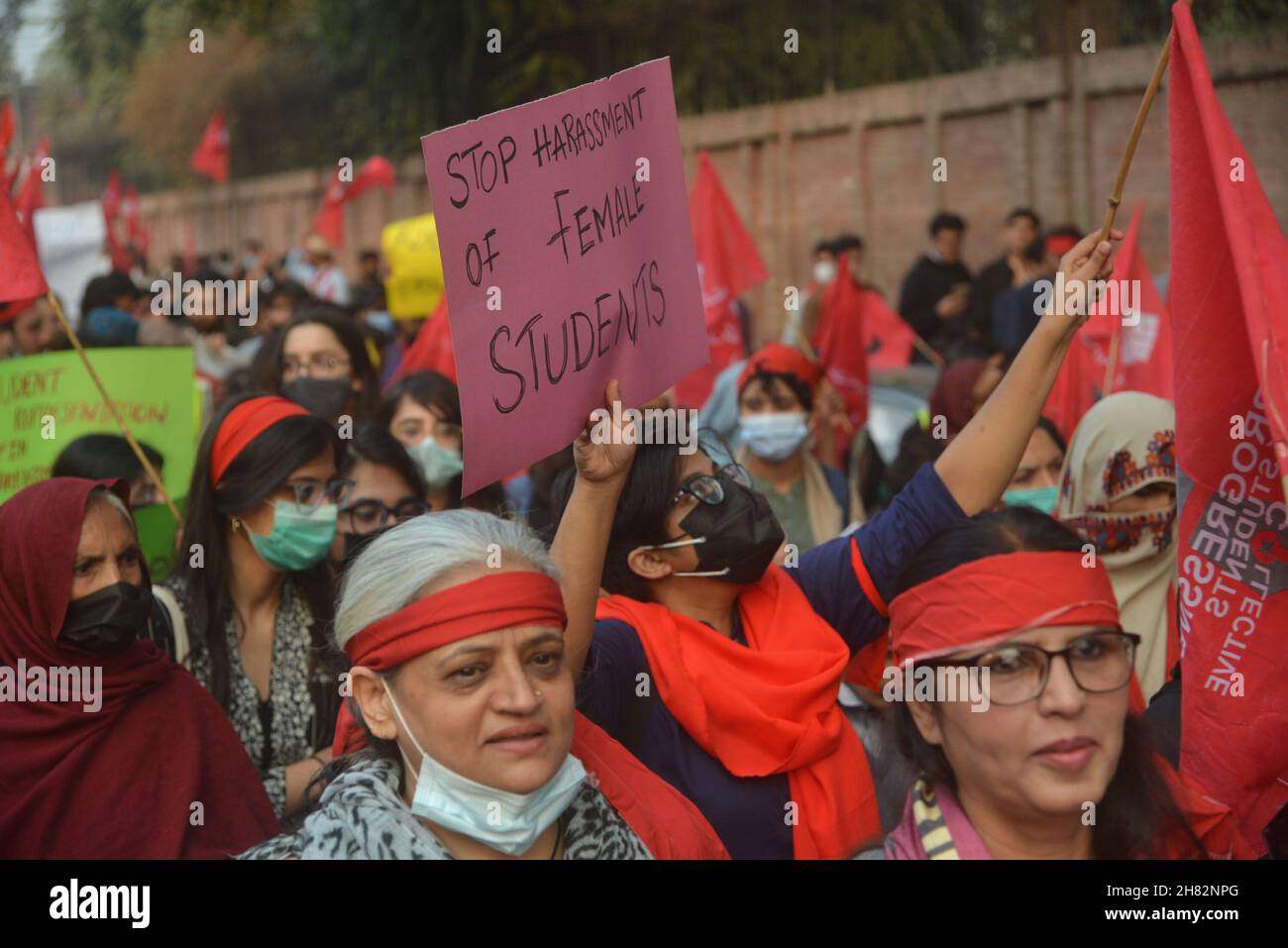 Lahore, Pakistan. 26th Nov, 2021. Pakistani large number of students of ...