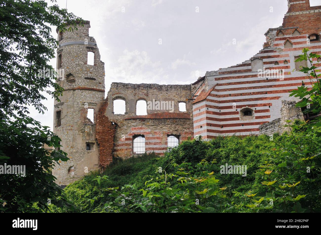 Ancient Janowiec Castle on a cloudy day Stock Photo - Alamy