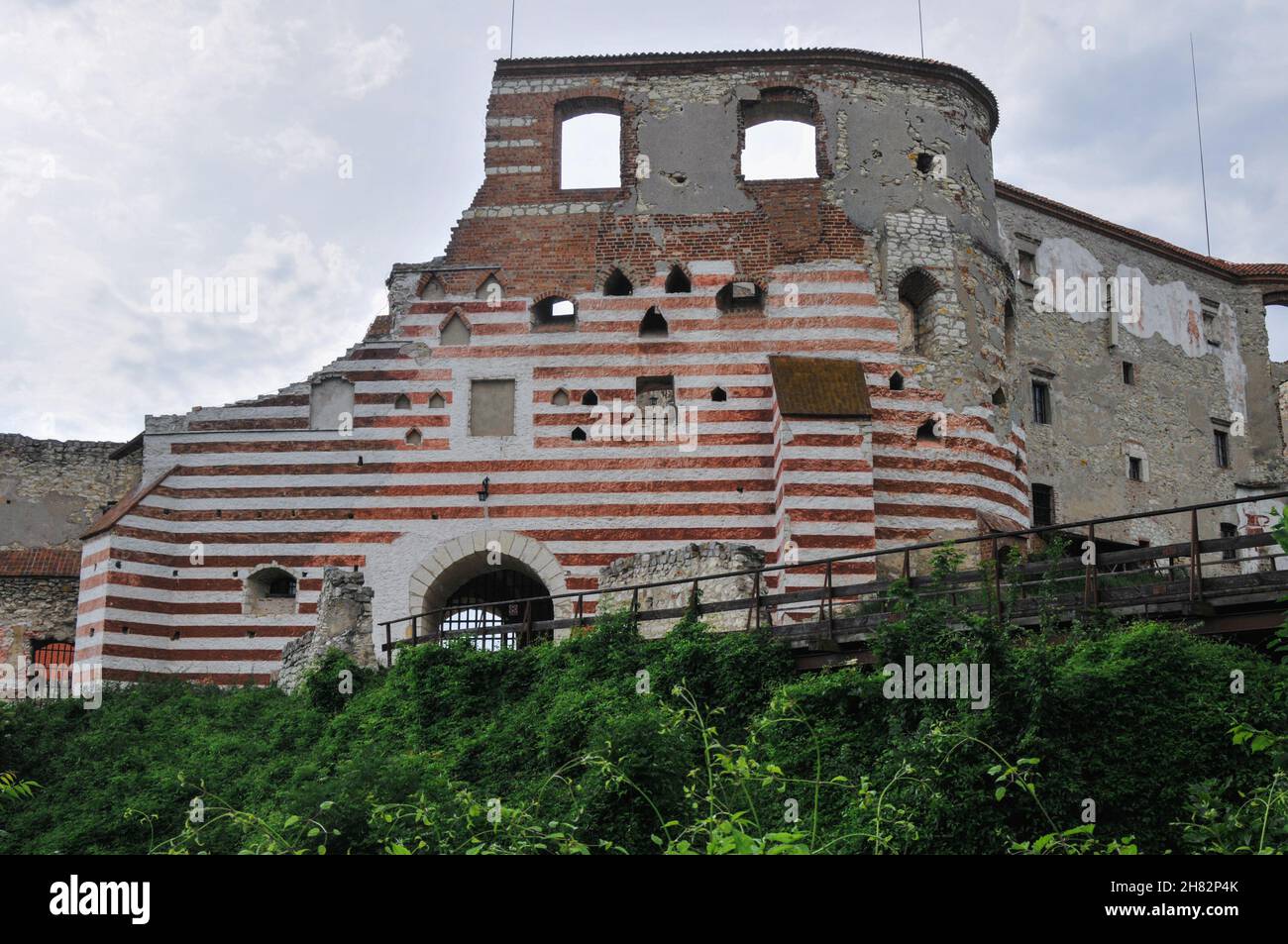 Ancient Janowiec Castle on a cloudy day Stock Photo - Alamy