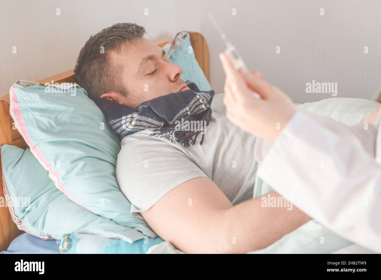 Profile shot of doctor in personal protective equipment fill syringe ...