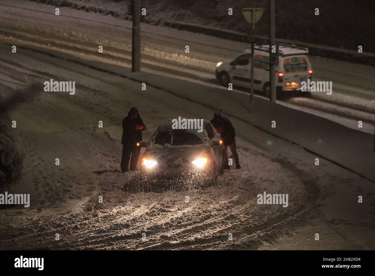 Snow falls in barnsley hi-res stock photography and images - Alamy