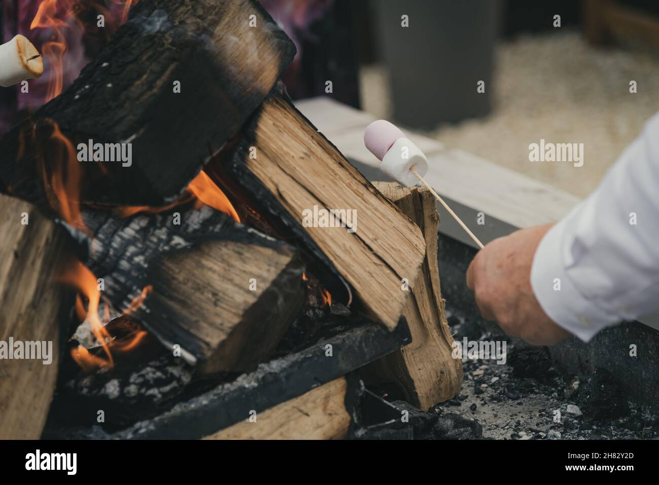 Toasting marshmallows fire hi-res stock photography and images - Alamy