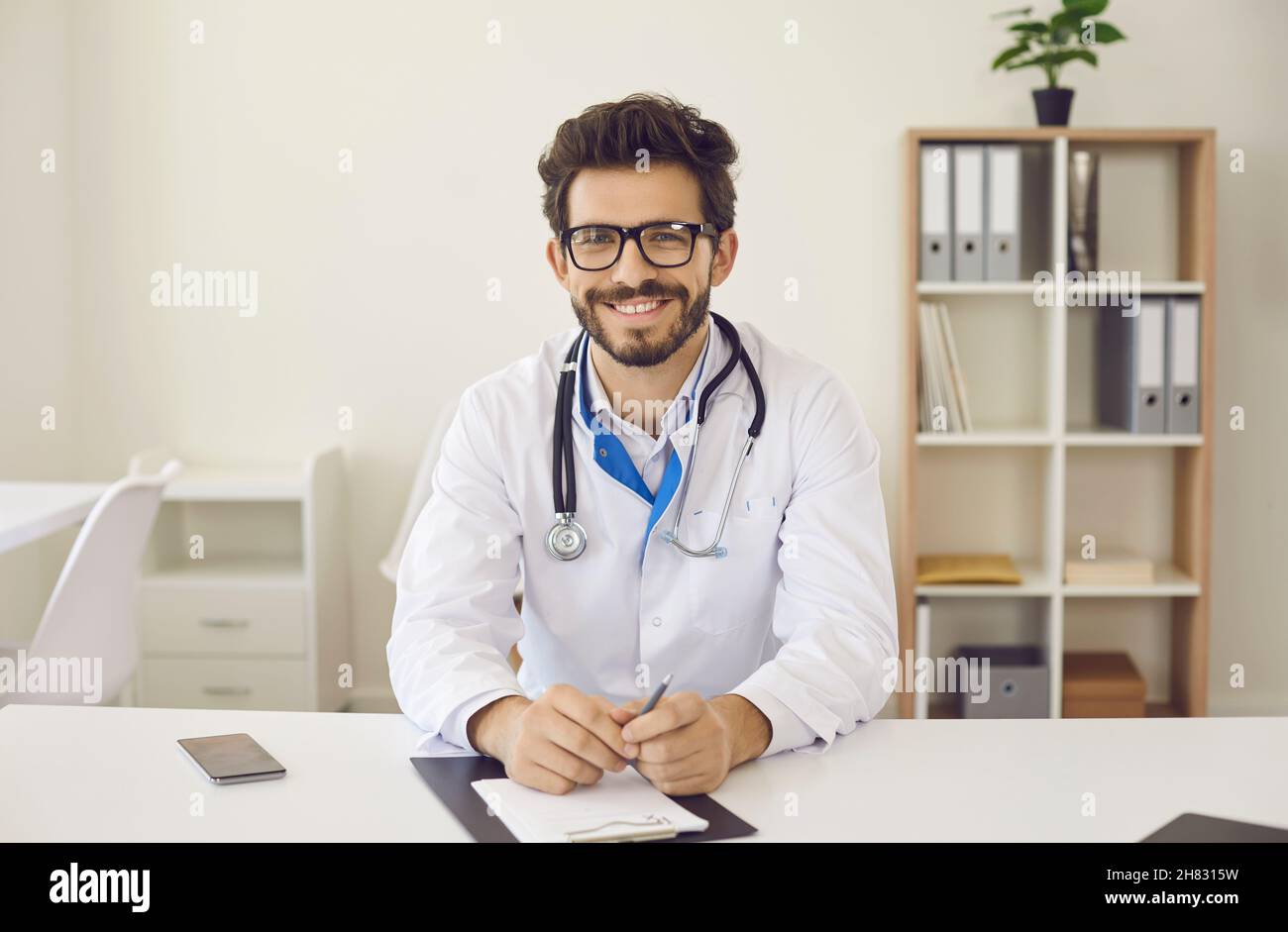 Doctor office desk hi-res stock photography and images - Alamy