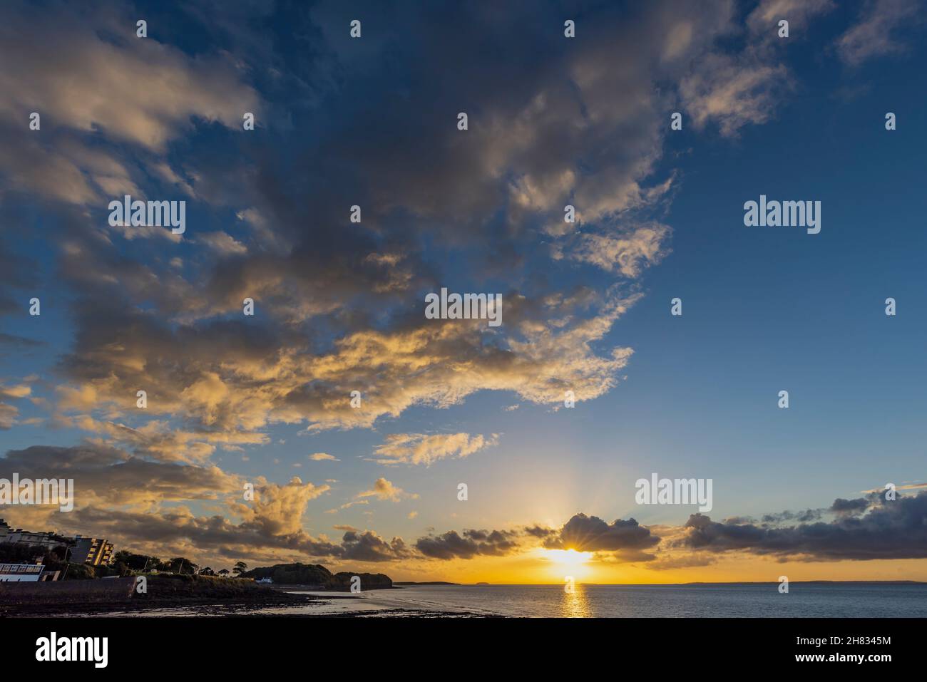 Sunset over the Bristol channel Stock Photo - Alamy