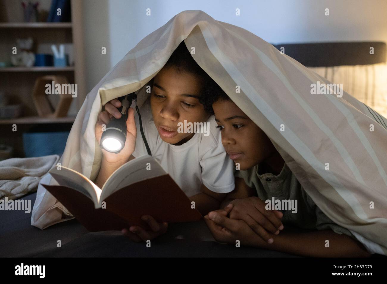 Child looking at flashlight hi-res stock photography and images - Alamy