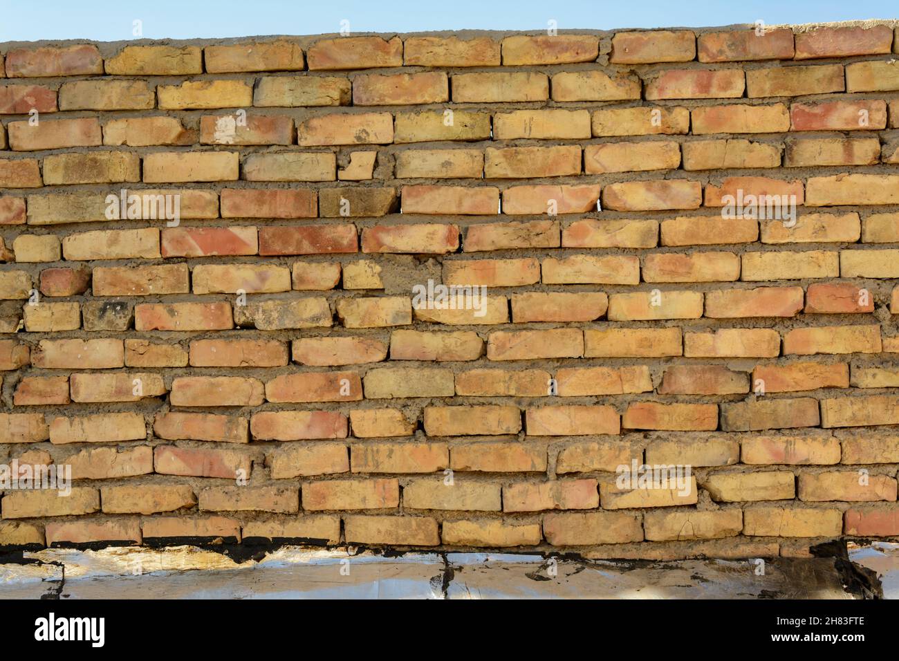 texture or pattern of a yellow break wall, rough placement of breaks ...