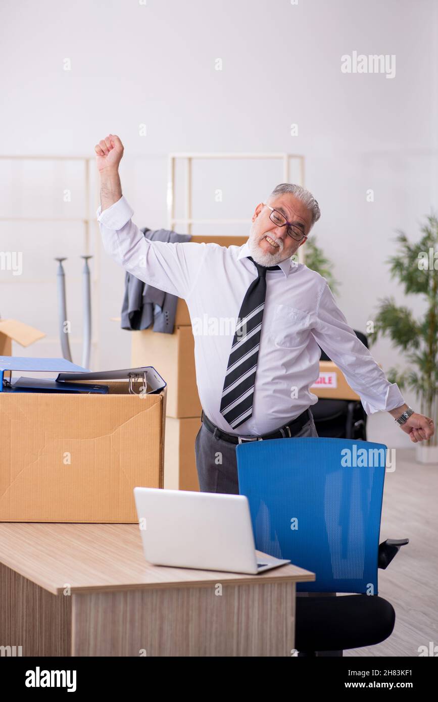 Old employee in relocation concept Stock Photo - Alamy