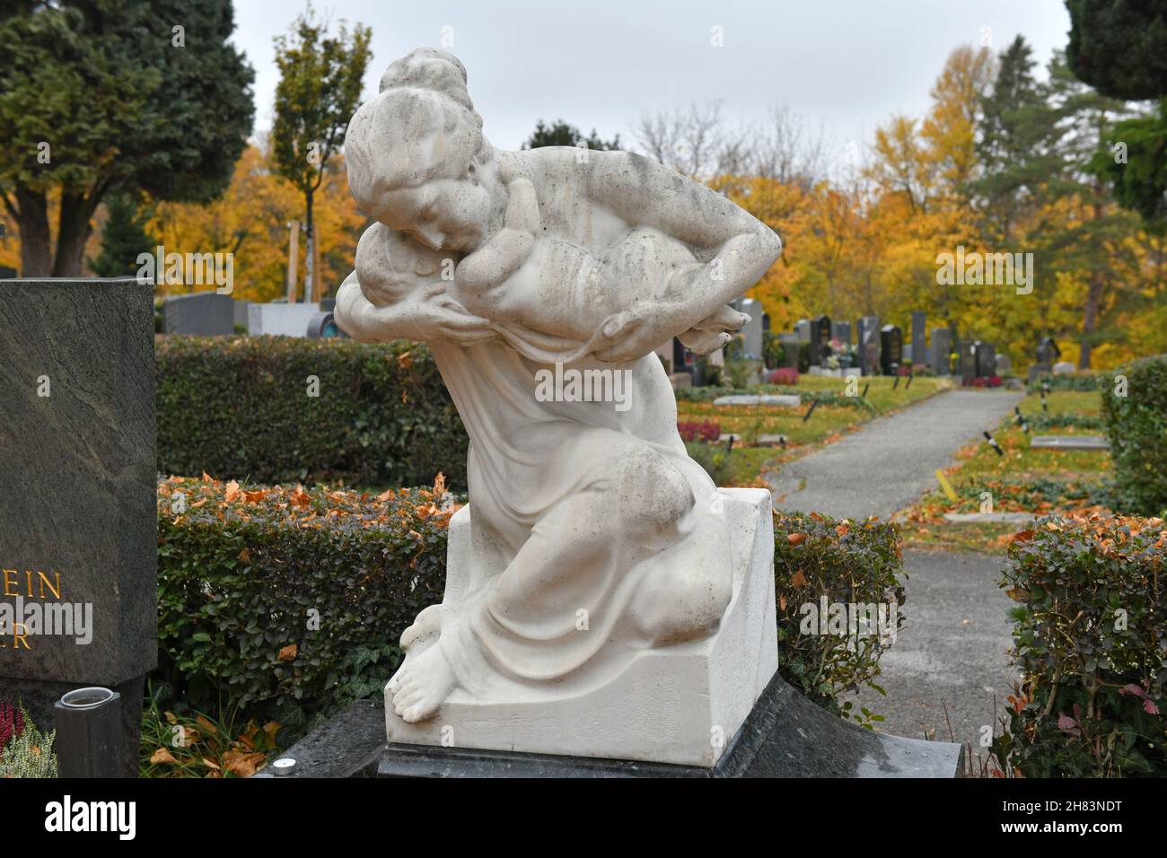 Friedhof Grinzing in Wien, Österreich, Europa - Grinzing Cemetery in ...