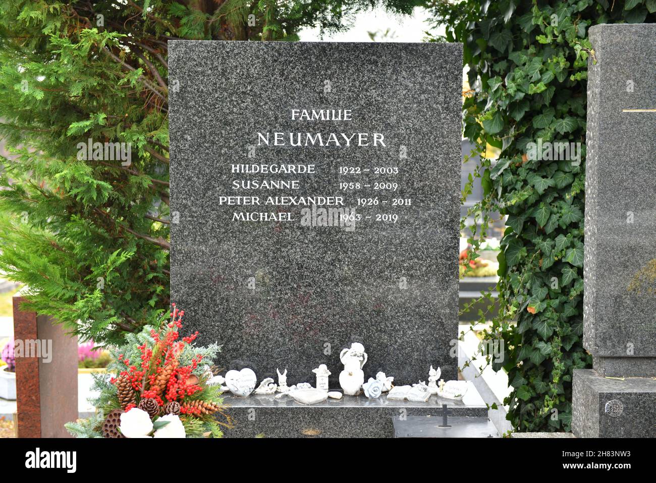 Grab von Peter Alexander auf dem Friedhof Grinzing in Wien, Österreich ...