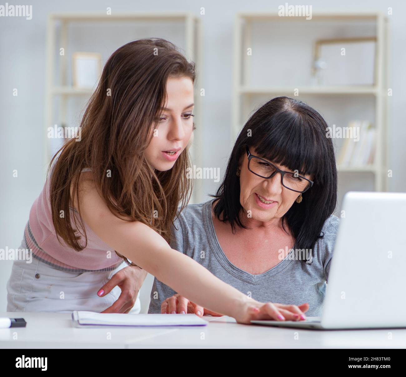 The daughter explaining to mom how to use computer Stock Photo - Alamy