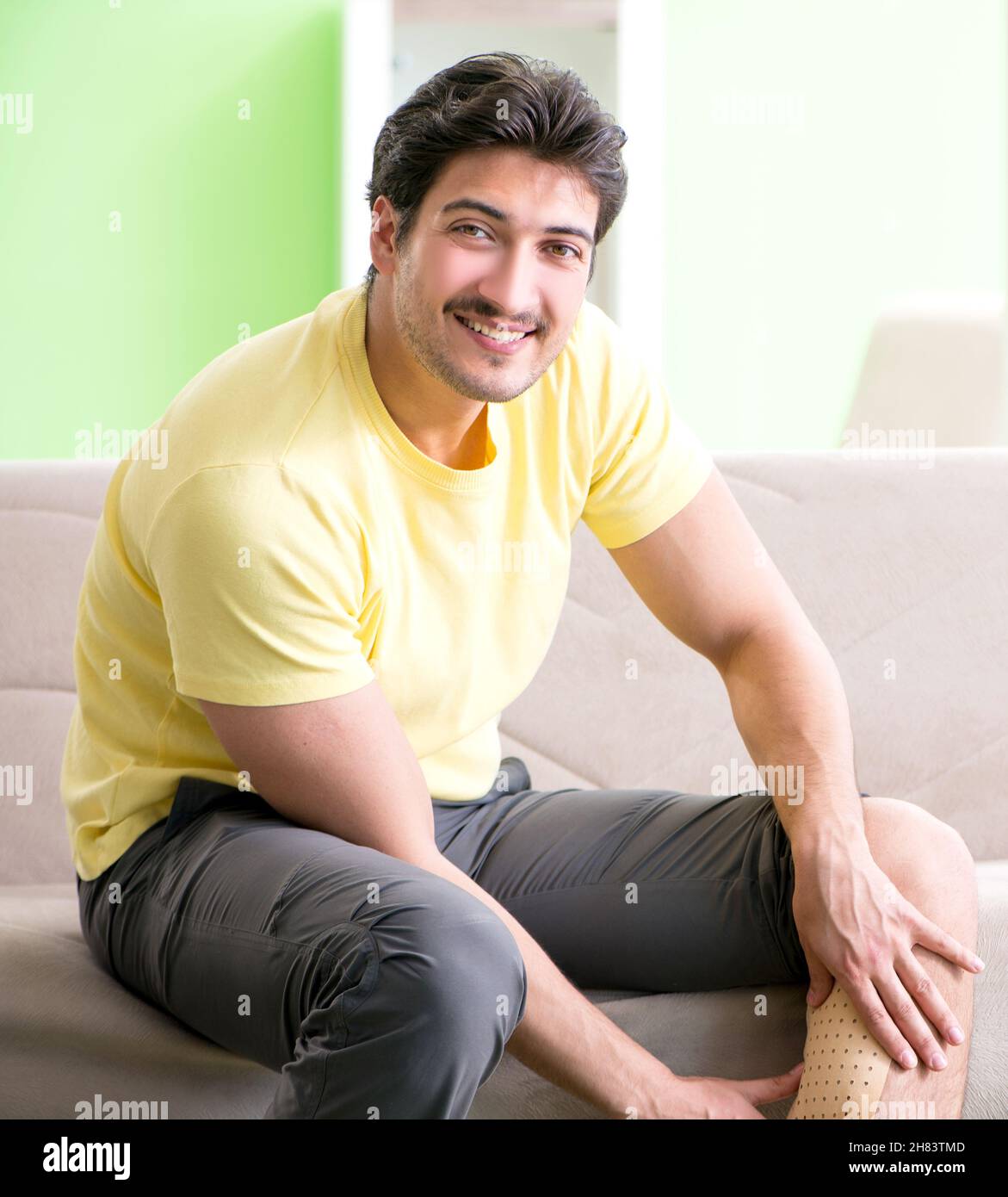 The man applying pepper capsicum plaster to relieve pain Stock Photo ...