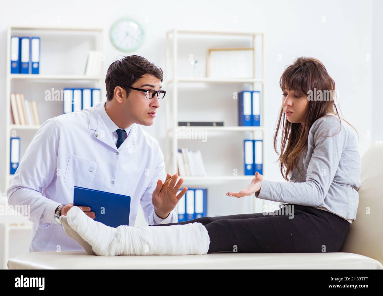 The doctor examining patient with broken leg Stock Photo - Alamy
