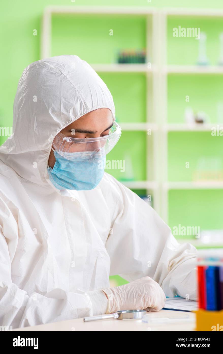 The chemist working in the lab on new experiment Stock Photo - Alamy