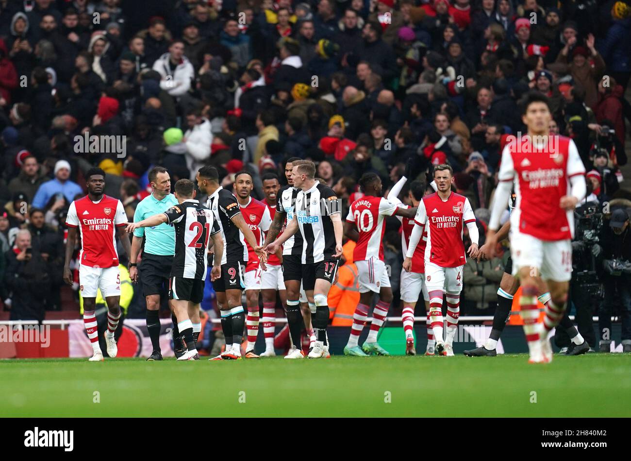 Stuart attwell referee 2021 united hi-res stock photography and images ...