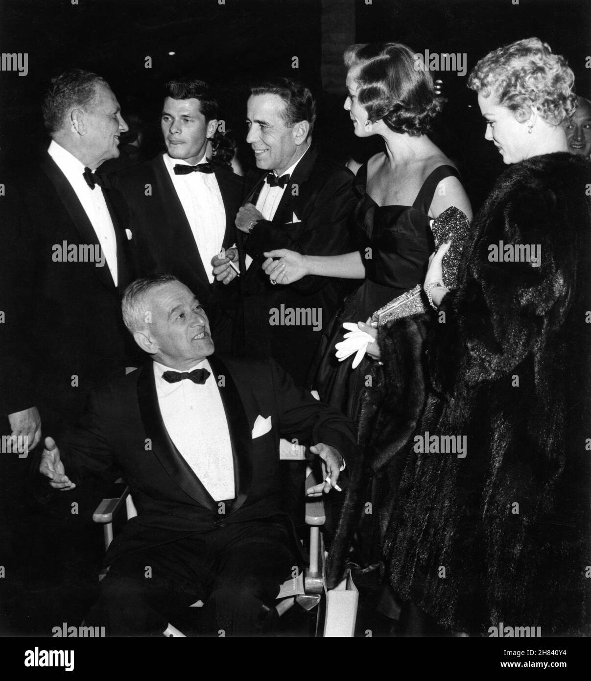 Paramount Executive Producer DON HARTMAN Director WILLIAM WYLER (seated ...