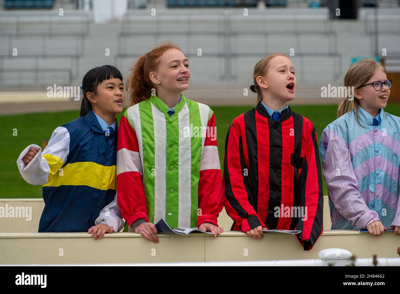 Young racegoers cheer on the horses hi-res stock photography and images ...