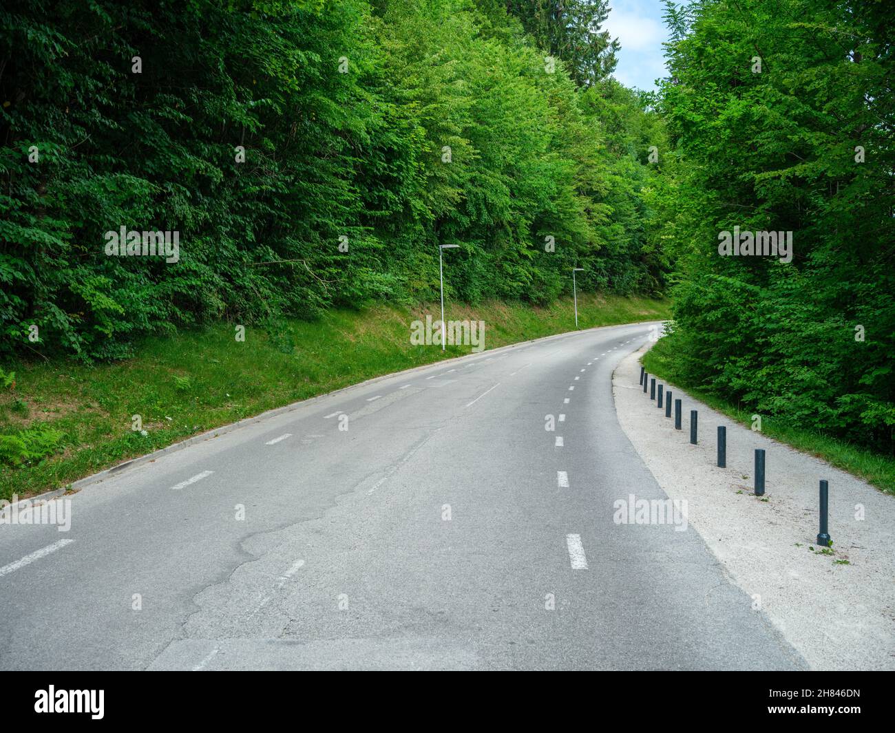 simple asphalt road in perspective with clear direction Stock Photo - Alamy