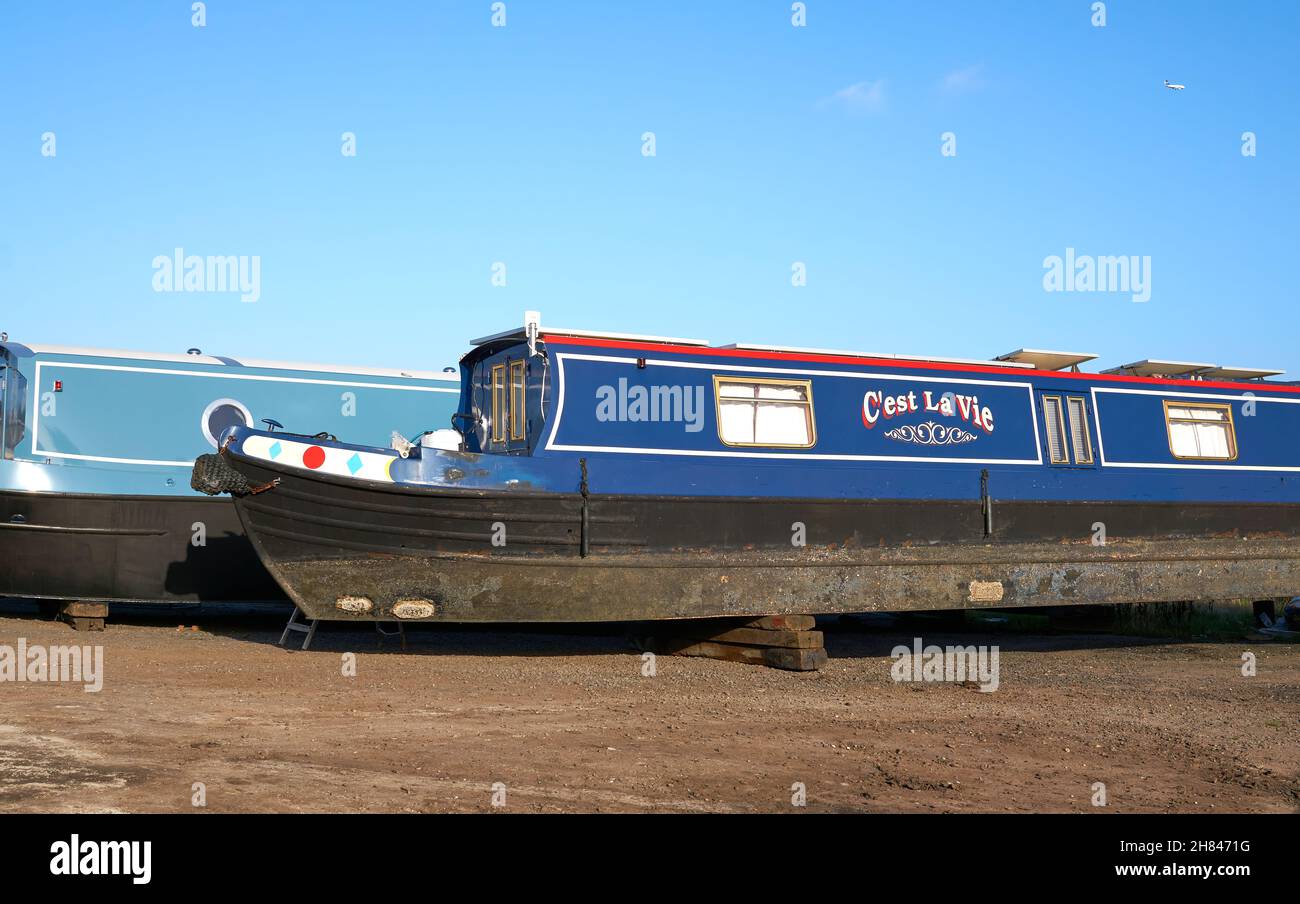 Narrow boat repairs hi-res stock photography and images - Alamy